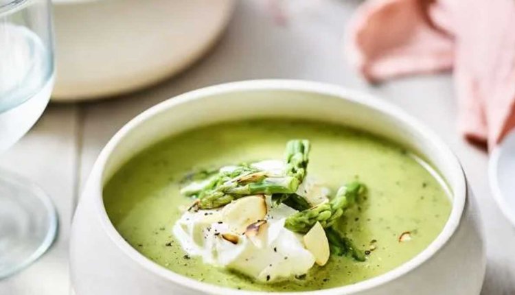 Soep van groene asperges met basilicum | PlusOnline