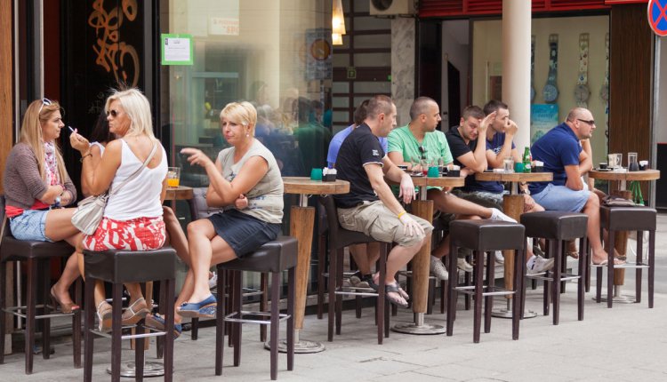 Stelling: na de kroeg en het restaurant moet ook het terras rookvrij ...