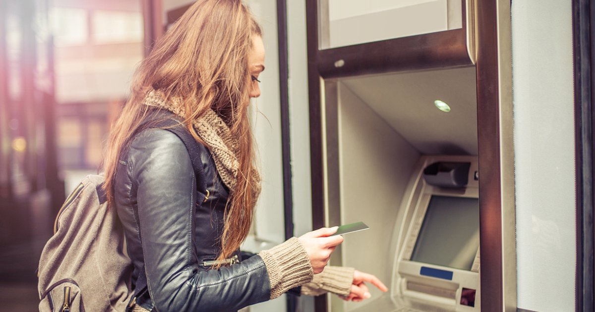 Pas op voor 'Shouldering': blijf alert op afkijken pincode | PlusOnline