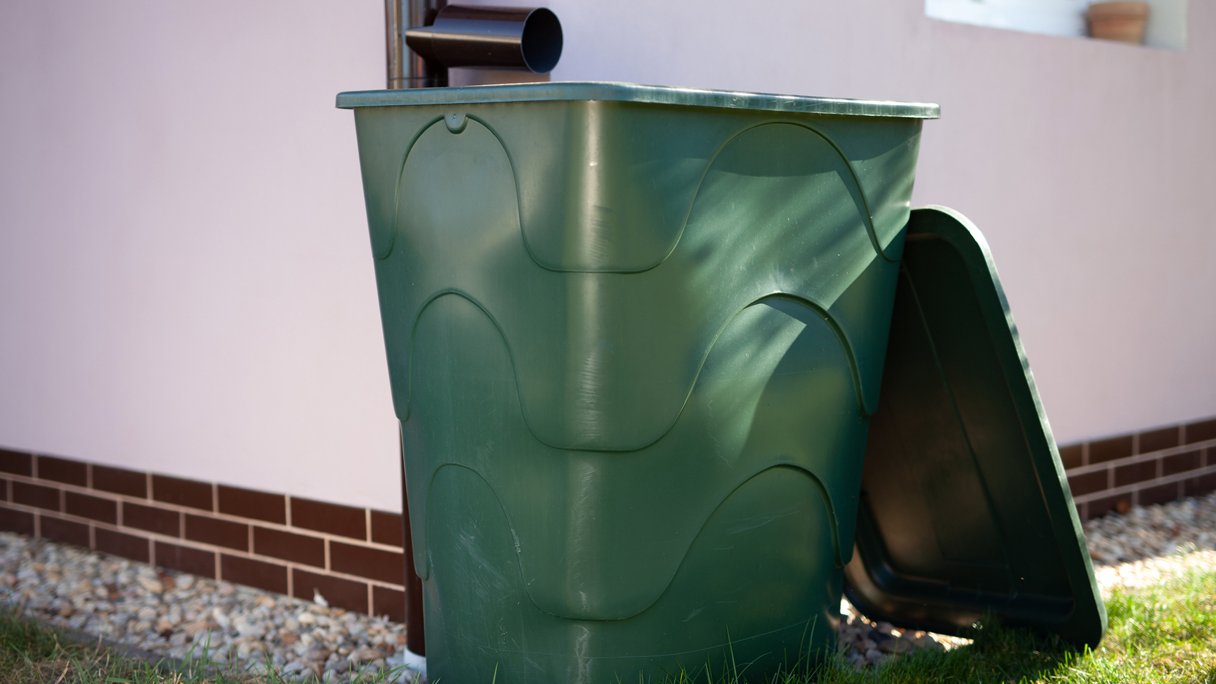 Waarom je je regenton leeg moet maken voor de winter | PlusOnline