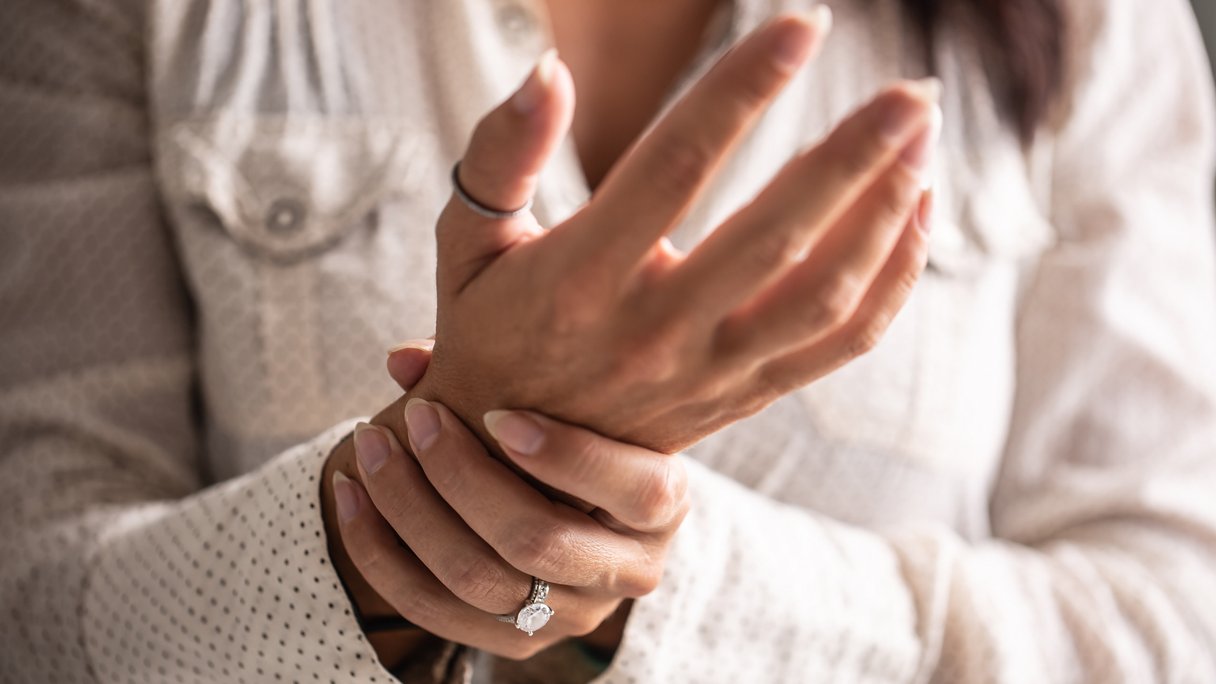 5 oorzaken van hand- en polsklachten | PlusOnline