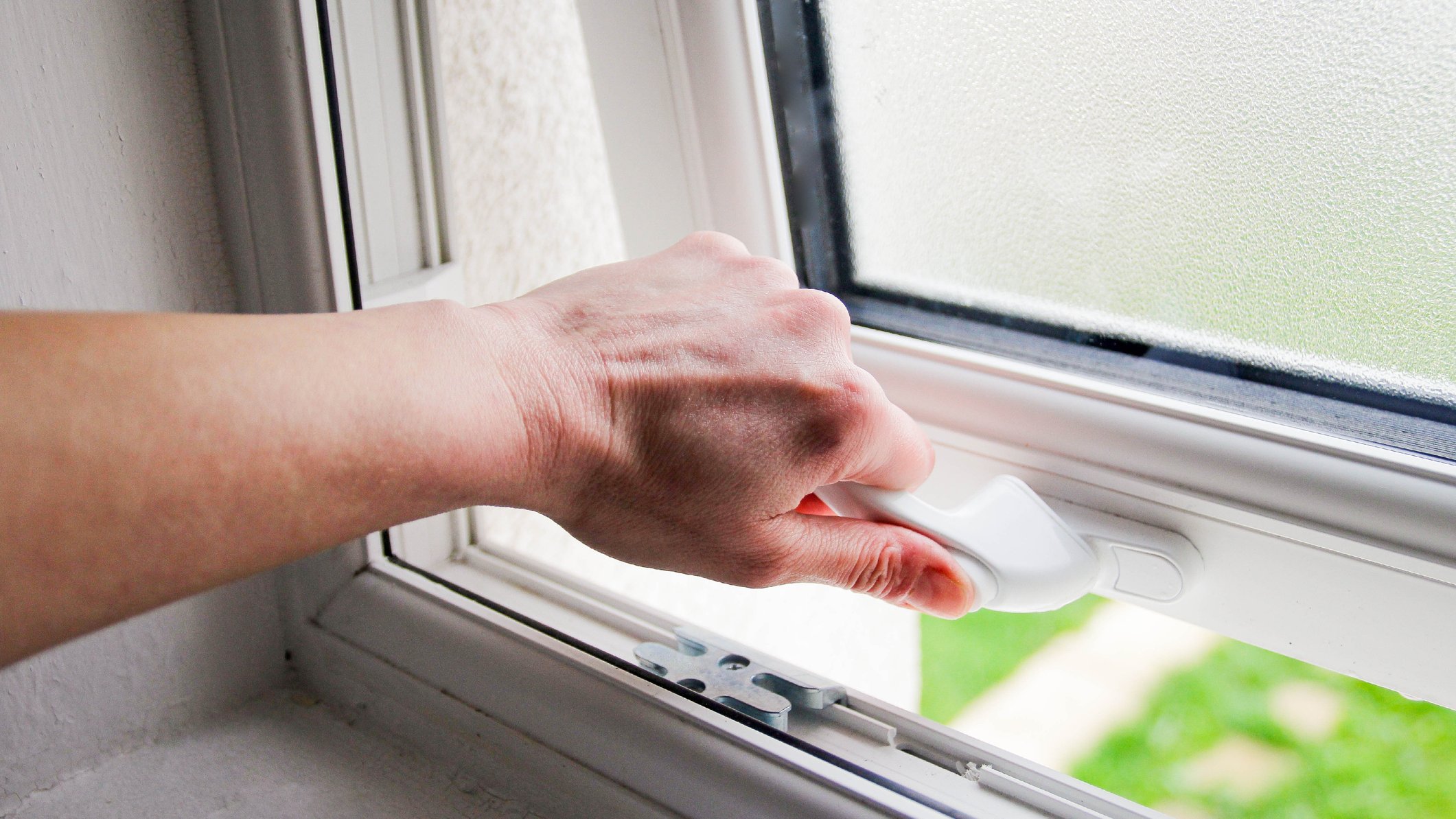 Raam open of dicht? Zo voorkom je schimmel in de badkamer | PlusOnline