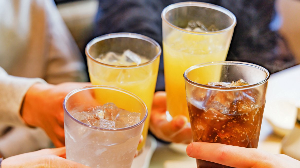 Elke dag een glas frisdrank, hoe (on)gezond is dat? | PlusOnline