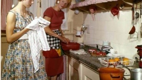Nostalgie: samen de afwas doen | PlusOnline