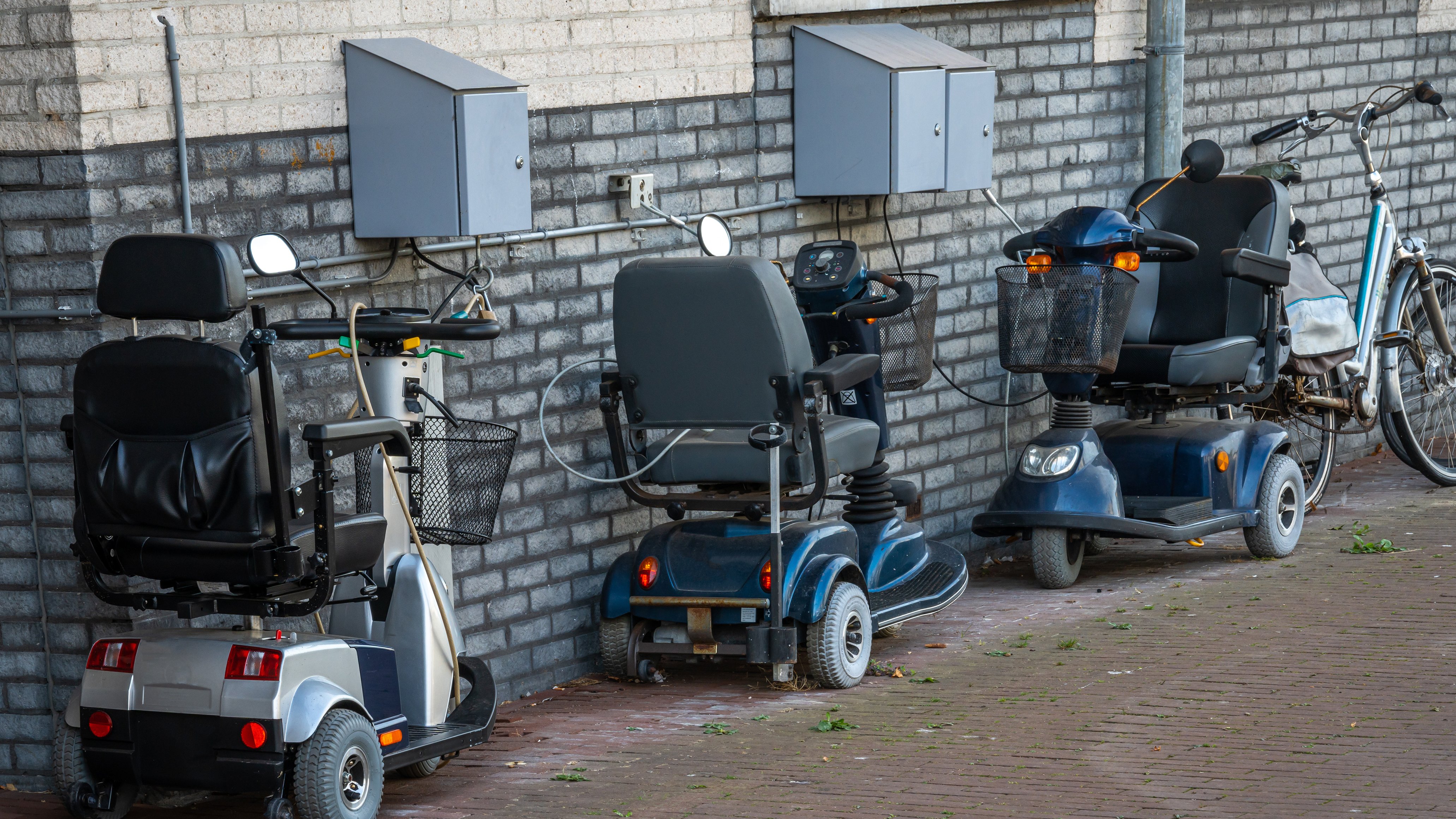 Is zo'n dure stopcontact-controle voor de scootmobiel verplicht ...