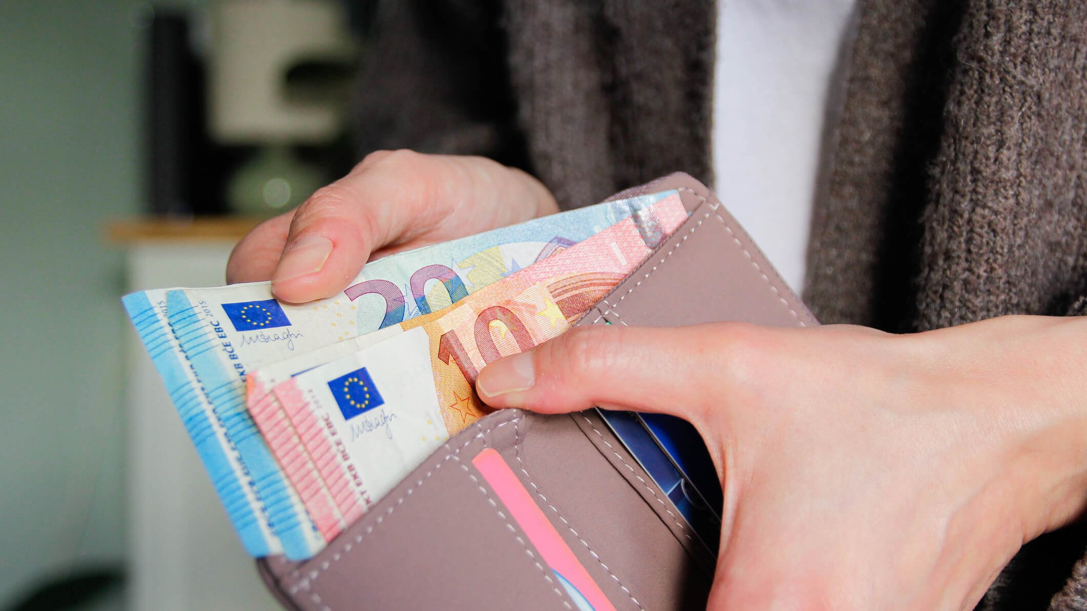 Hoeveel contant geld moet u in huis hebben voor noodgevallen? | PlusOnline