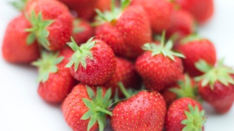 Zondag nagerecht: Krokant bakje met ijs en aardbeien | PlusOnline