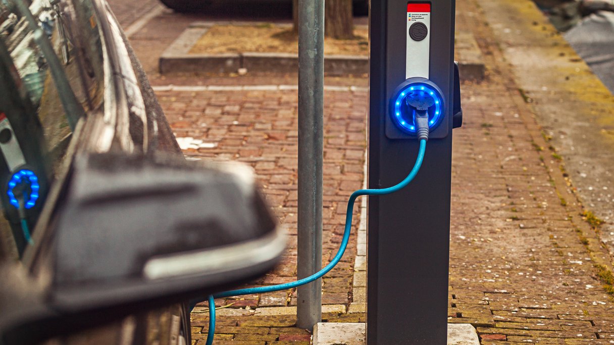 Een gewone auto parkeren bij een laadpaal: mag dat? | PlusOnline