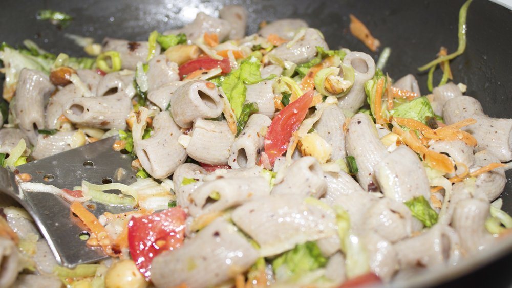 Raapsteeltjes met vlees uit de wok | PlusOnline