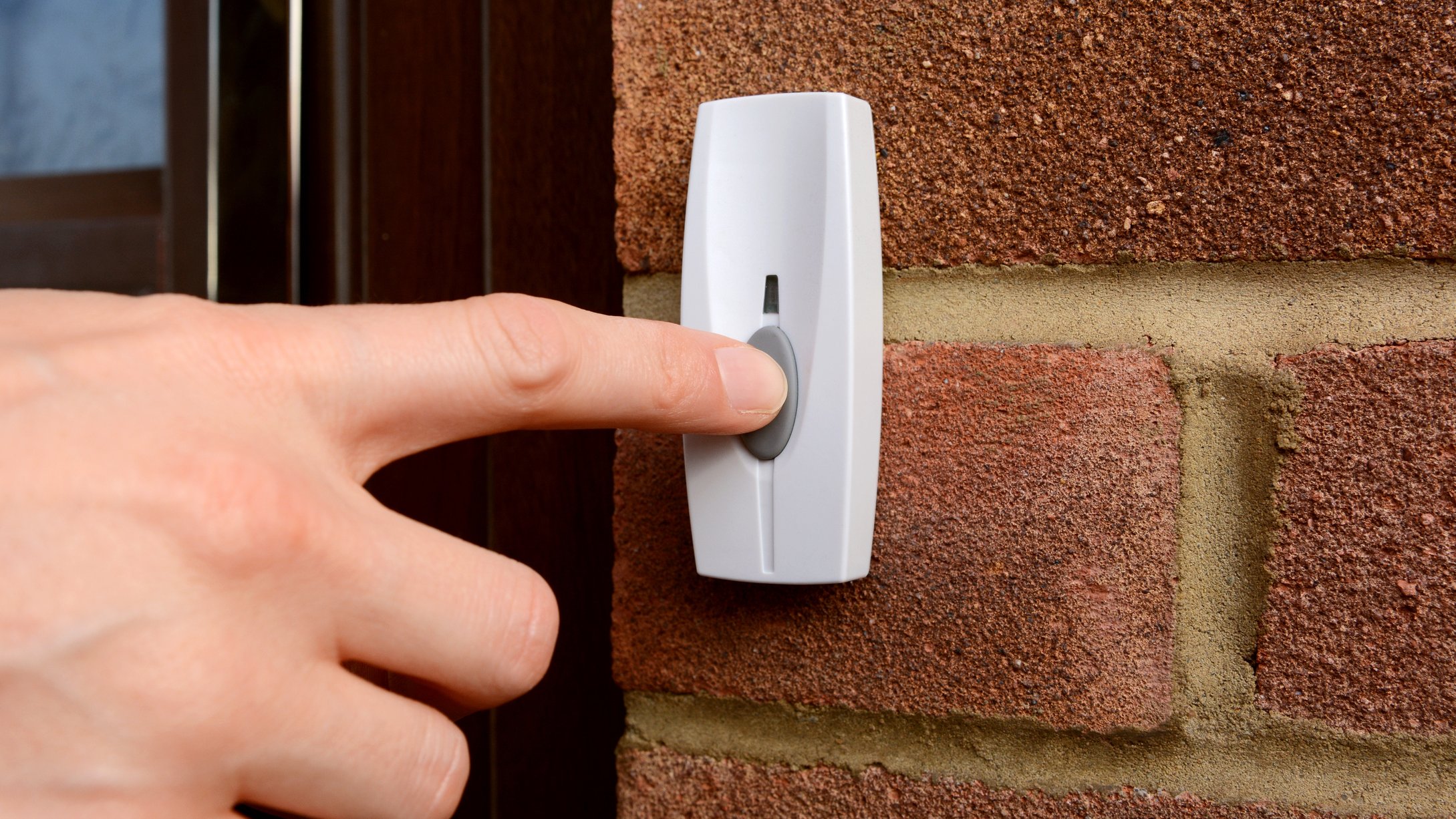 Alleen thuis en de bel gaat. Doet u open? | PlusOnline