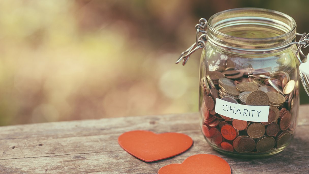 Geld geven aan een goed doel: waar moet u op letten? | PlusOnline