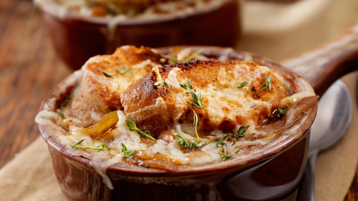 Recept voor Franse uiensoep: la gratinée Lyonnaise de La Mère | PlusOnline