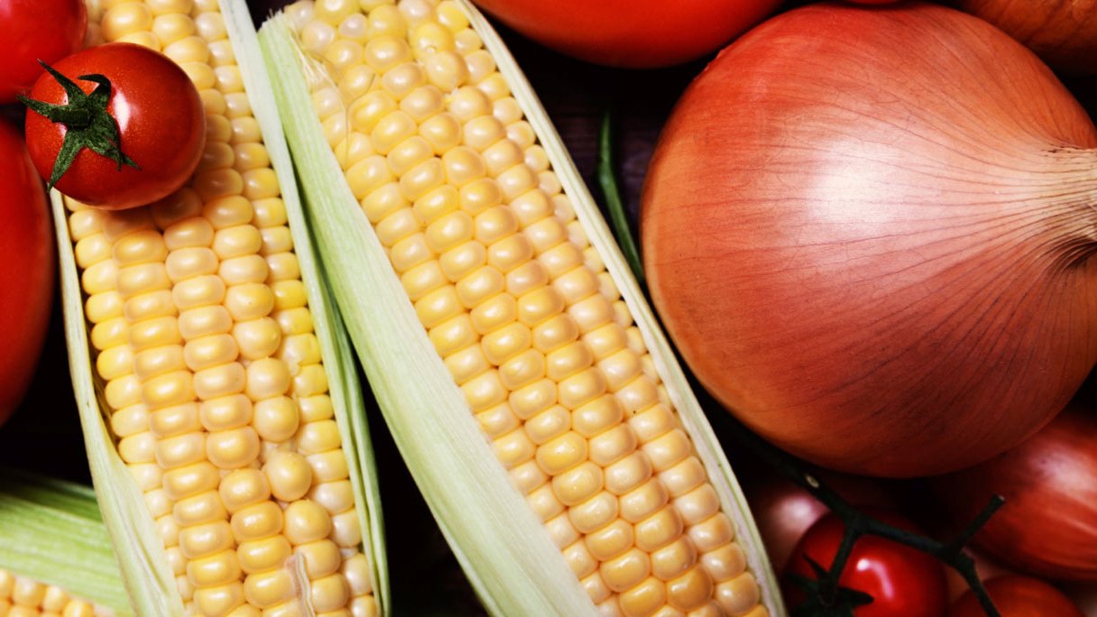 Mais met rode ui en kerstomaatjes | PlusOnline