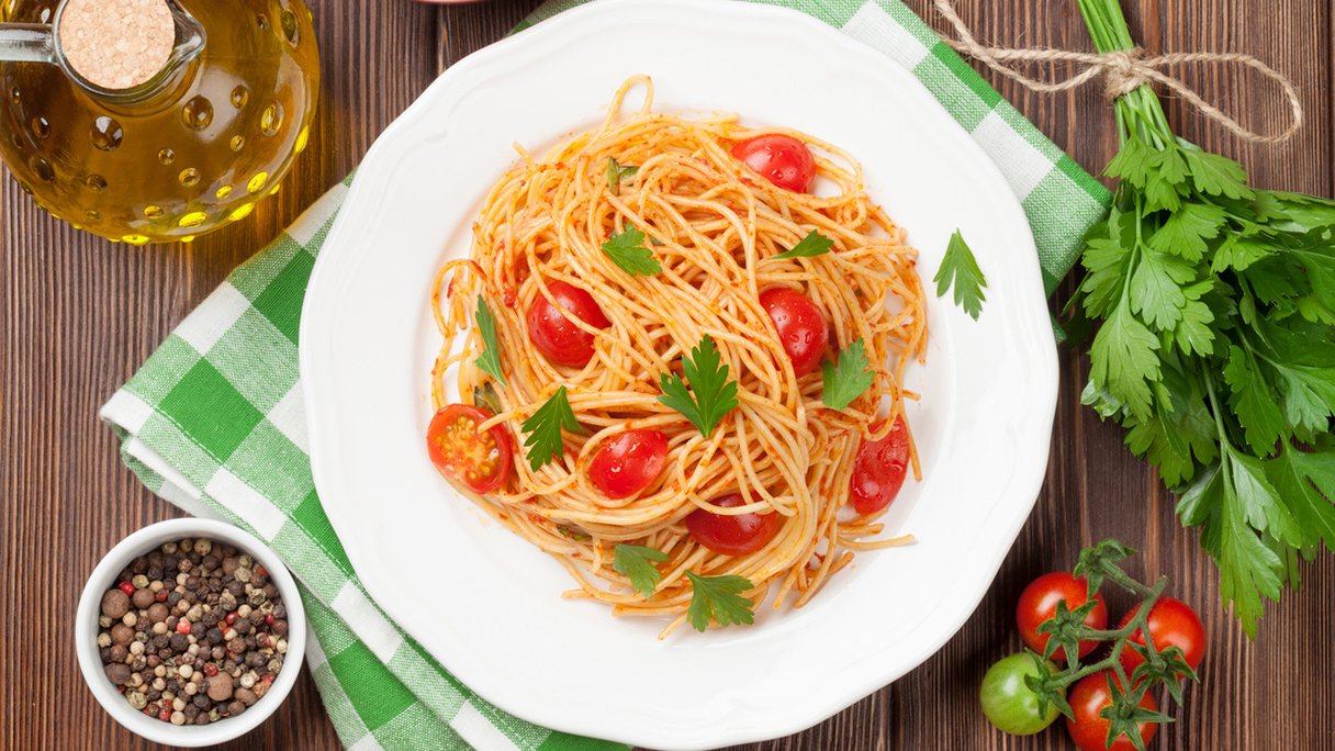 Spaghetti met tomaat en basilicum | PlusOnline