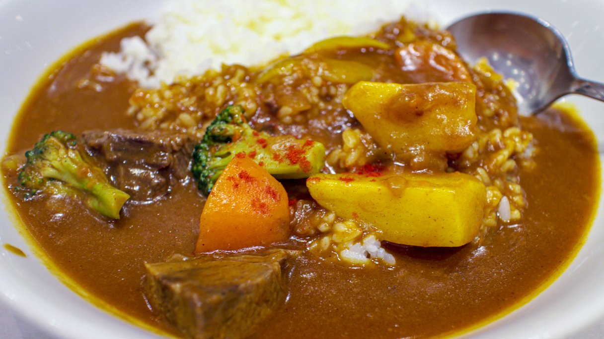 Thais gestoofd rundvlees met broccoli en zilvervliesrijst | PlusOnline