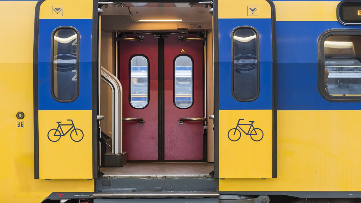 Senioren reizen goedkoper met trein en bus: binnen en buitenland ...